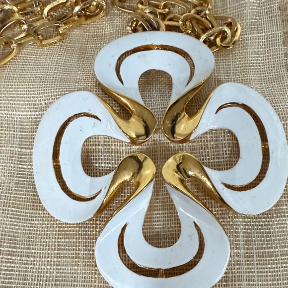 Crown Trifari | Jewelry | Vintage Crown Trifari Enameled Clover Leaf ...
